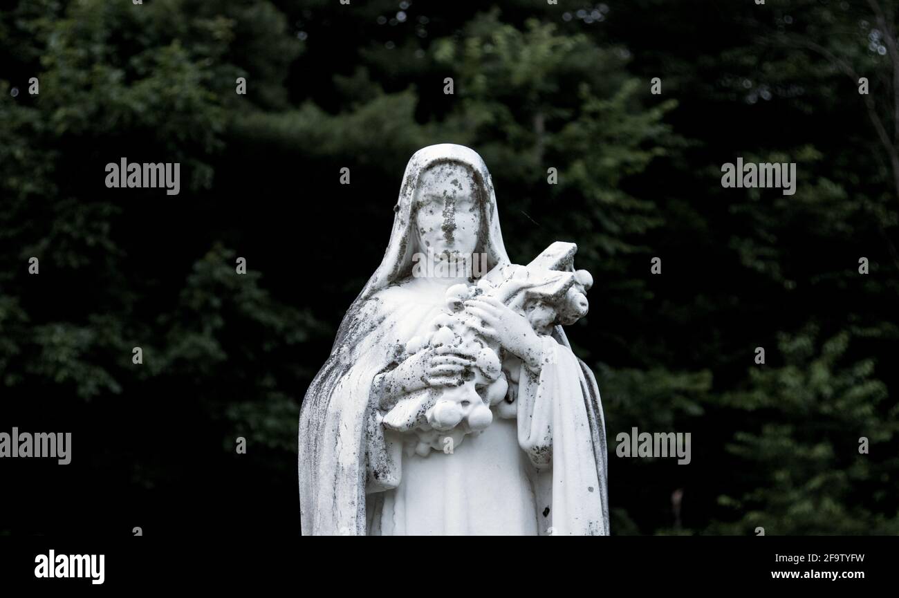 Cemetery mary statue hi-res stock photography and images - Alamy