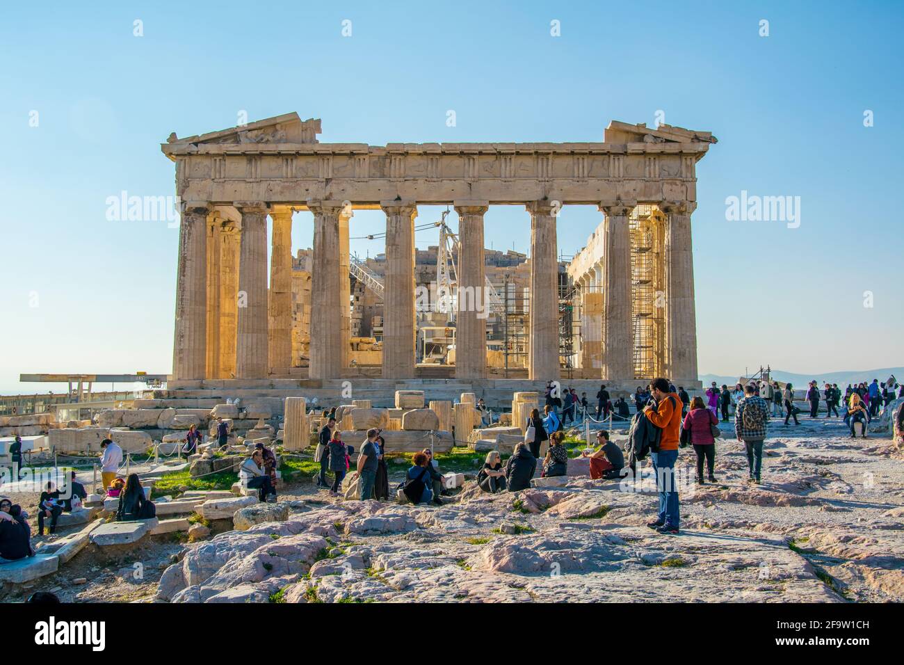 Tourists visiting parthenon temple hi-res stock photography and images ...