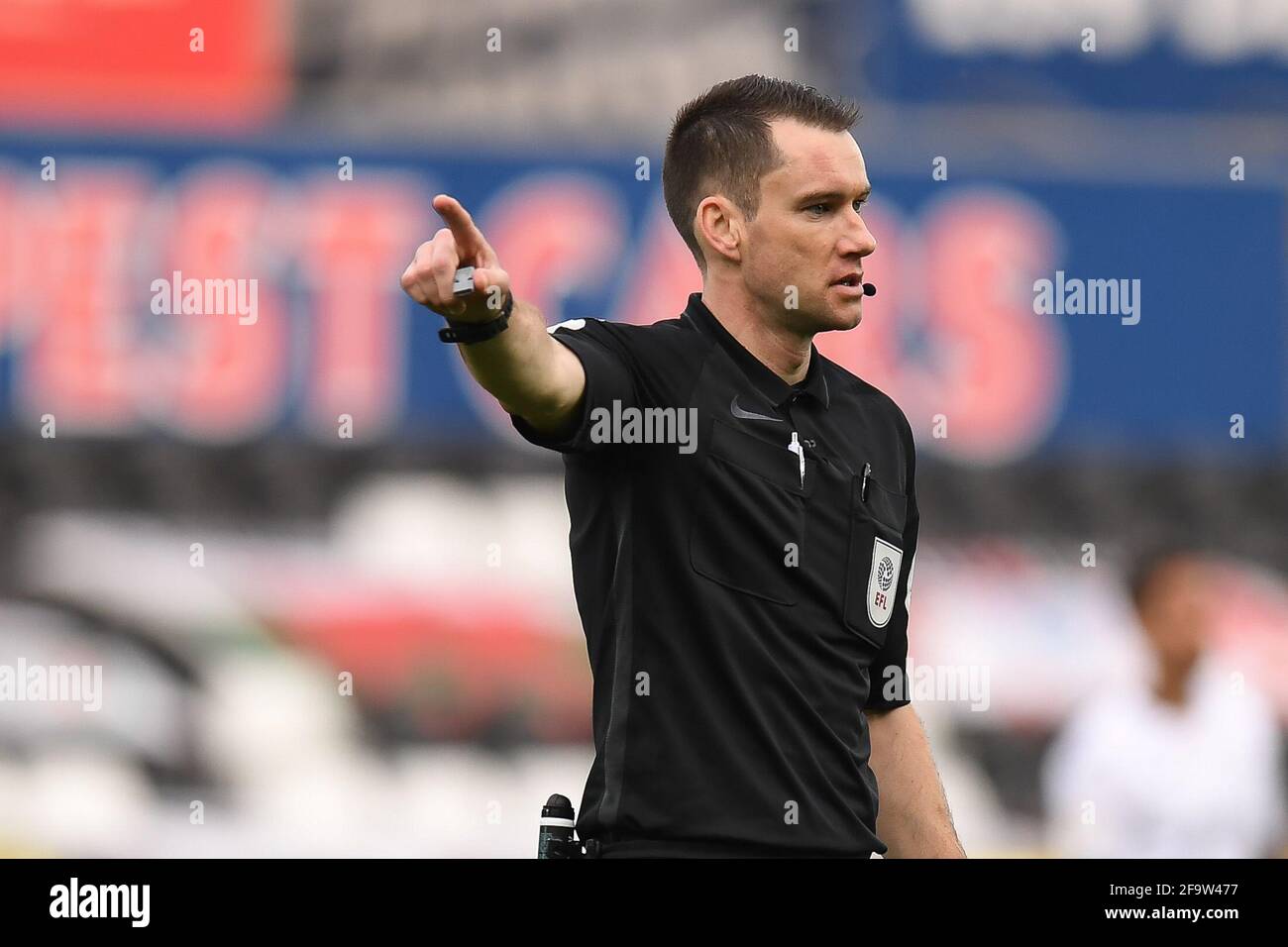 Referee jarred gillett hi-res stock photography and images - Alamy