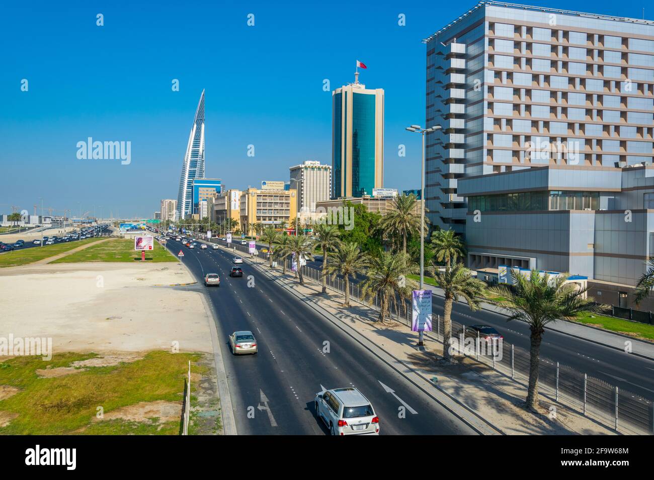 MANAMA, BAHRAIN, OCTOBER 22, 2016: Traffic on the king Faisal highway ...