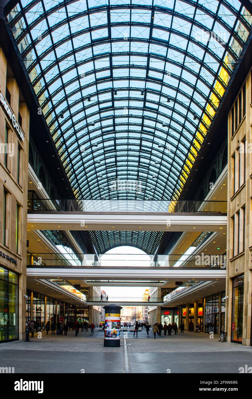 Long lines at the mall hi-res stock photography and images - Alamy
