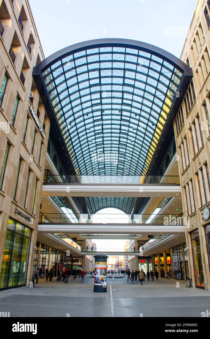 Long lines at the mall hi-res stock photography and images - Alamy