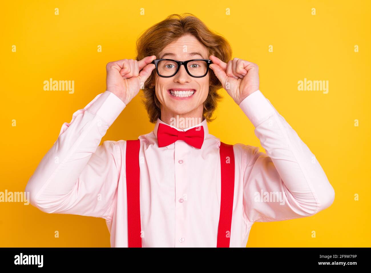 Photo portrait of geek with red hair smiling overjoyed in spectacles ...