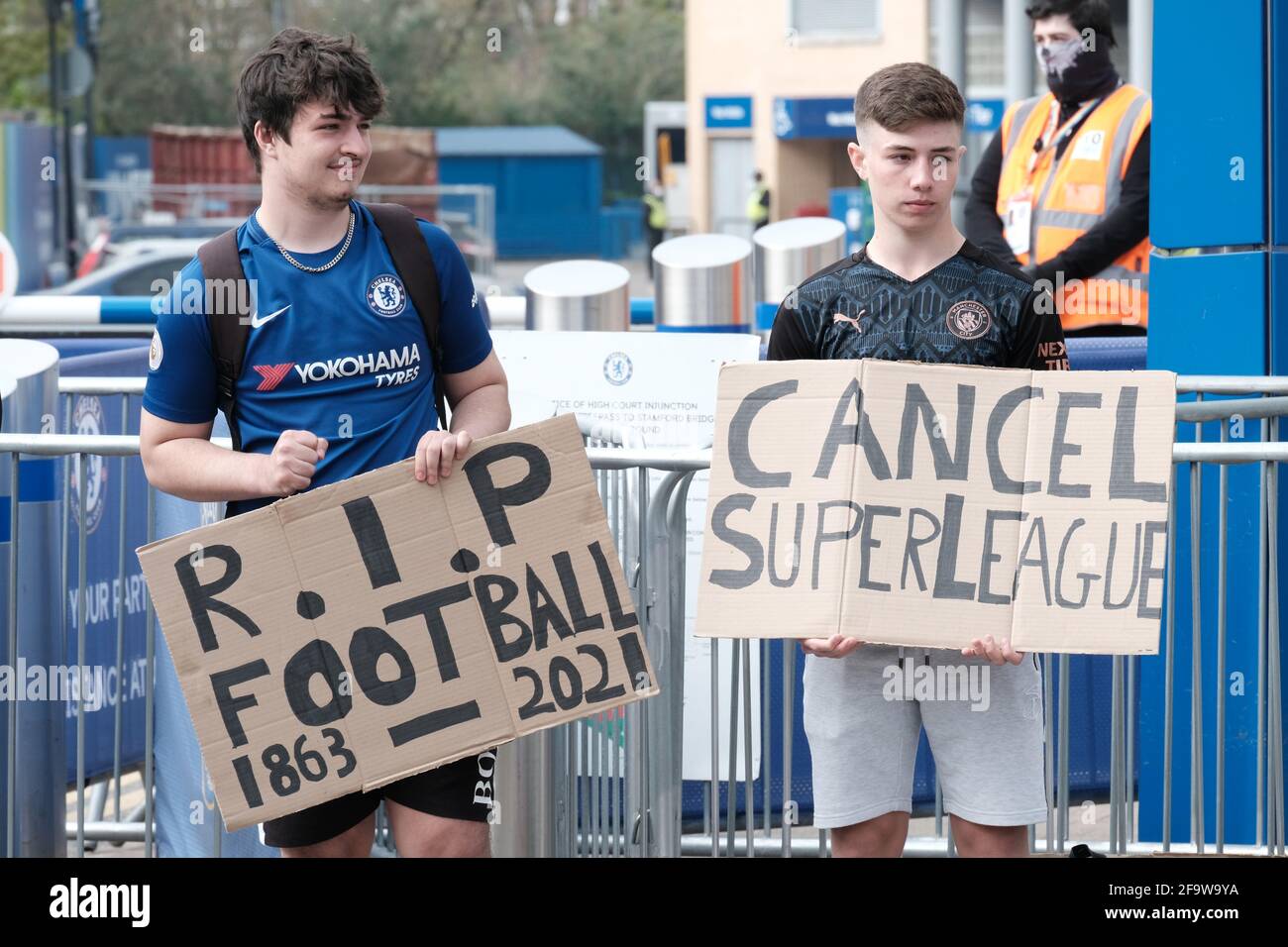 Chelsea fan protest hi-res stock photography and images - Alamy