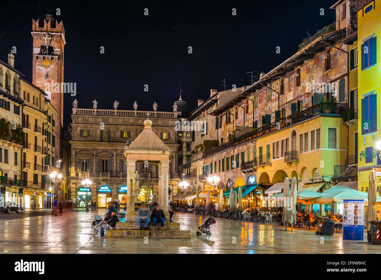 Nightlife in verona hi-res stock photography and images - Alamy
