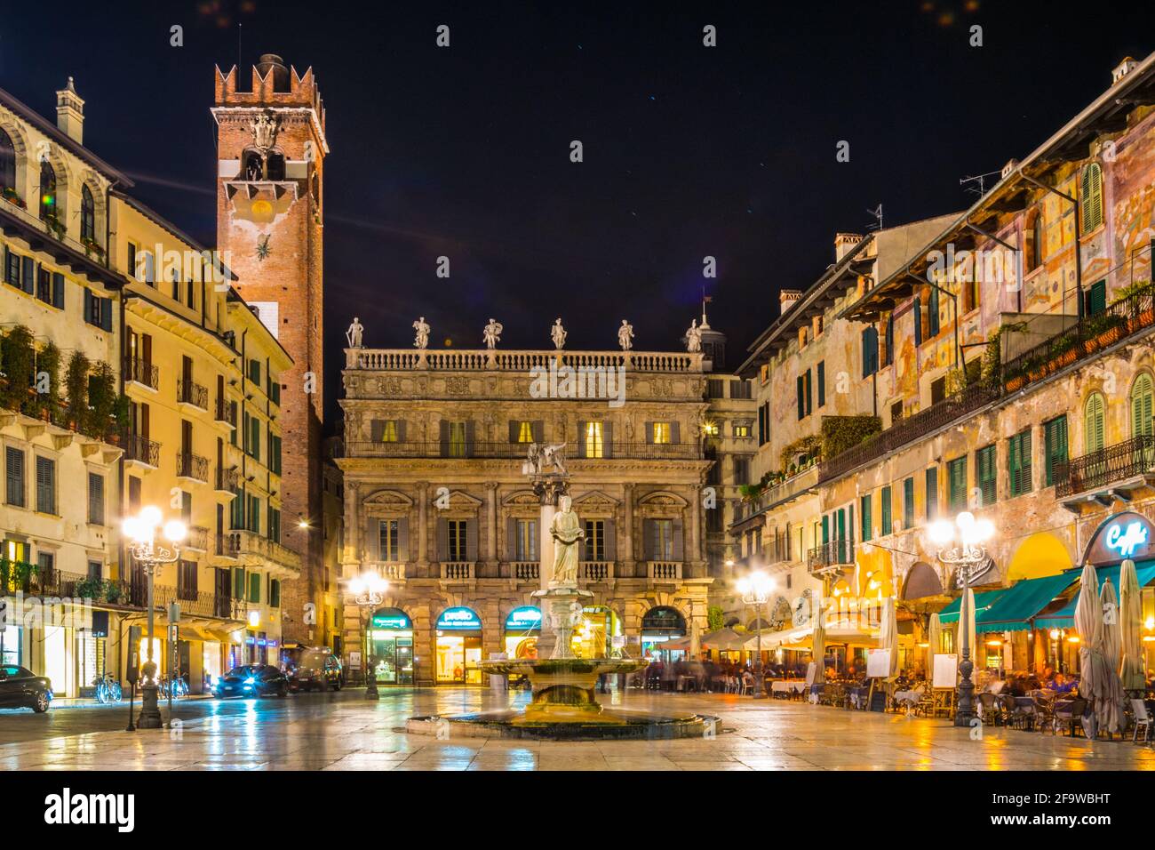 Nightlife in verona hi-res stock photography and images - Alamy