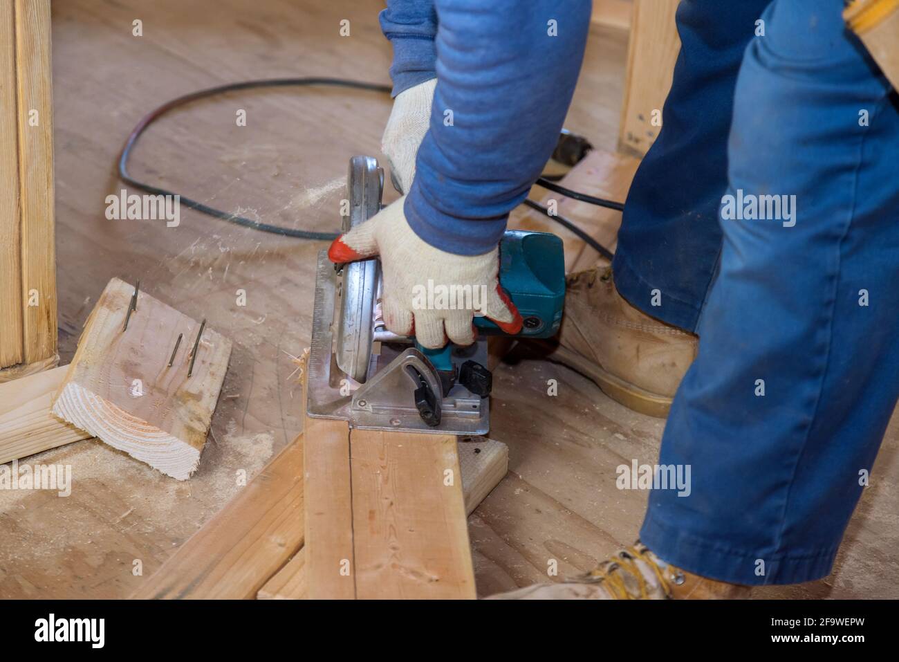 Close Up process cutting of hand circular saw at wood beam cuts Stock ...