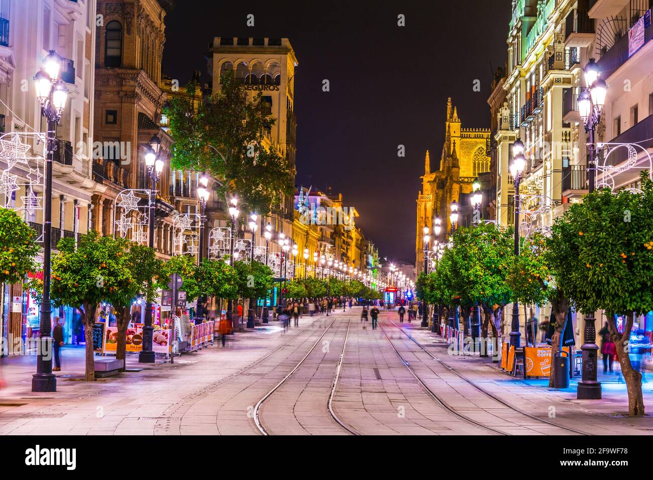 Spanish pedestrian traffic light hi-res stock photography and images ...