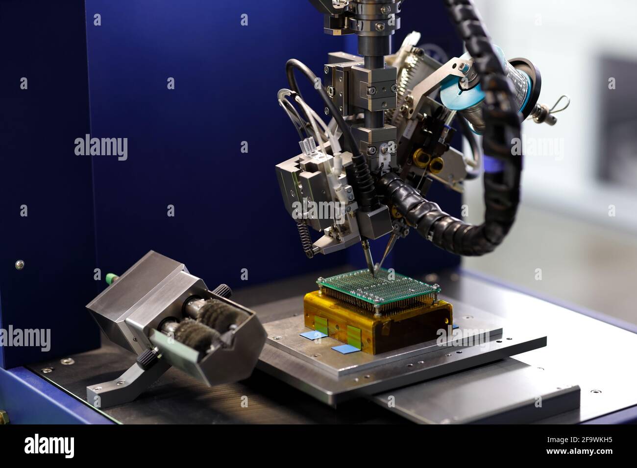 Automatic soldering machine for printed circuit boards. Selective focus ...
