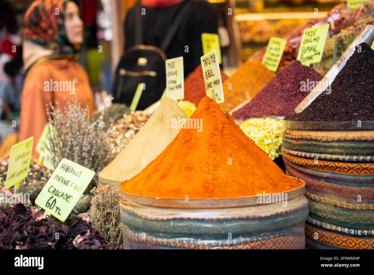 Oriental colorful spices in a traditional Turkish Spice Bazaar Stock ...
