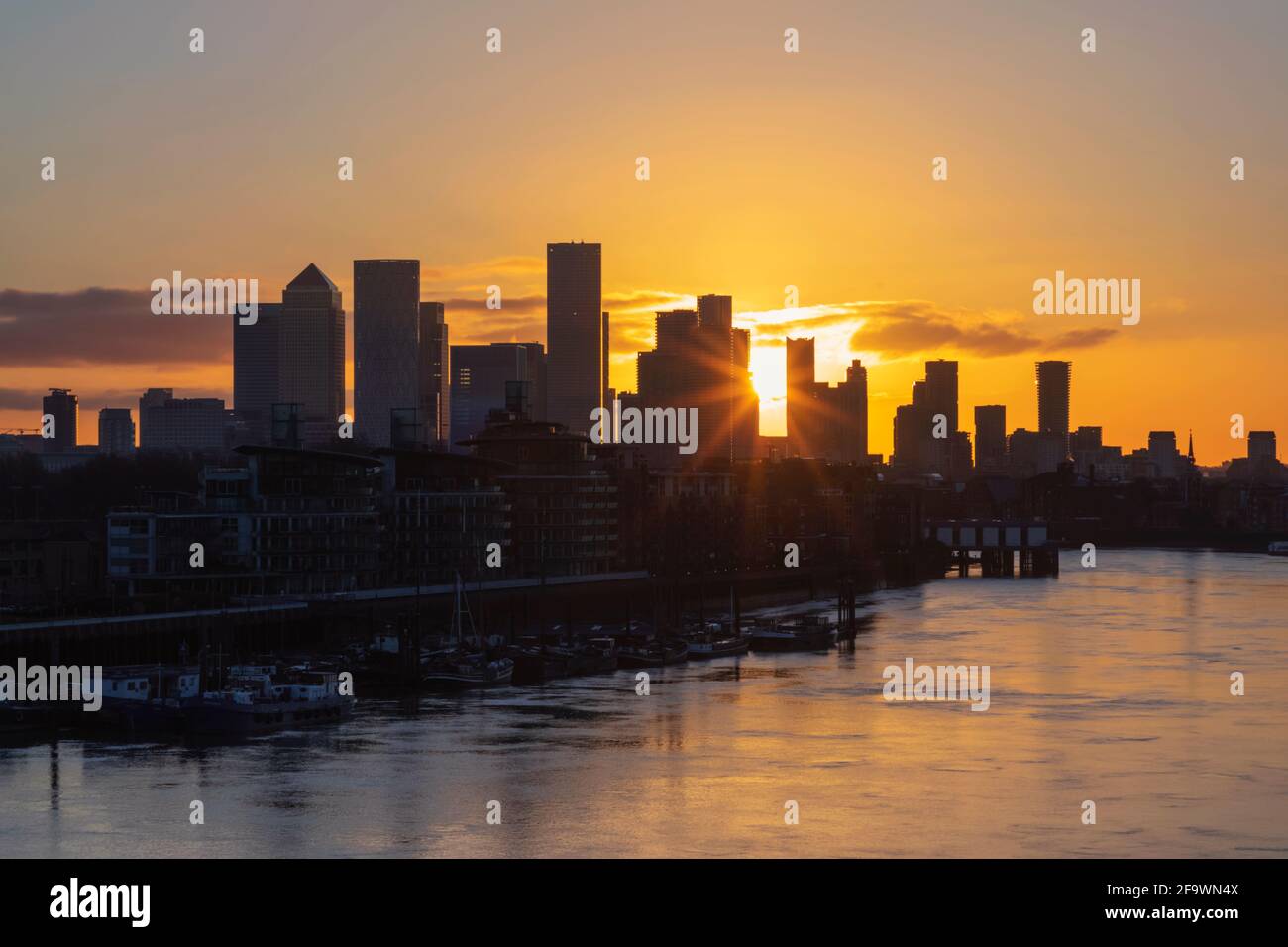 Dawn over docklands and the river thames hi-res stock photography and ...