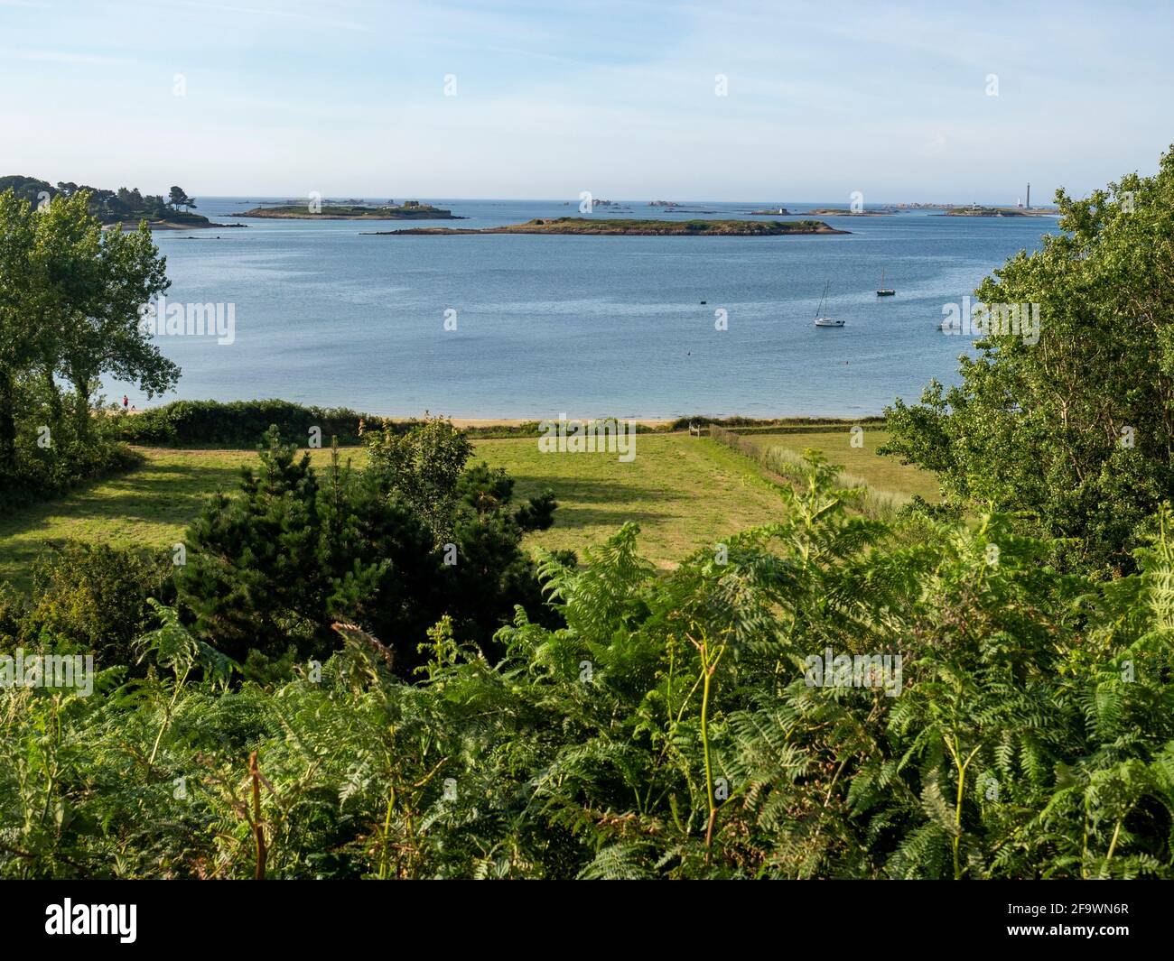Overview from Ar vrennig, Aber-Wrac'h, view of fort Cézon, the Île Vrac ...