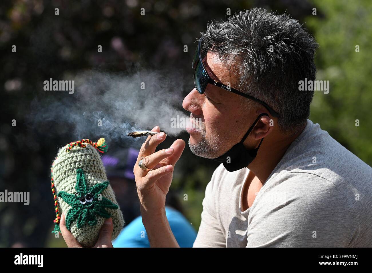 Legalizing marijuana new york hi-res stock photography and images - Alamy