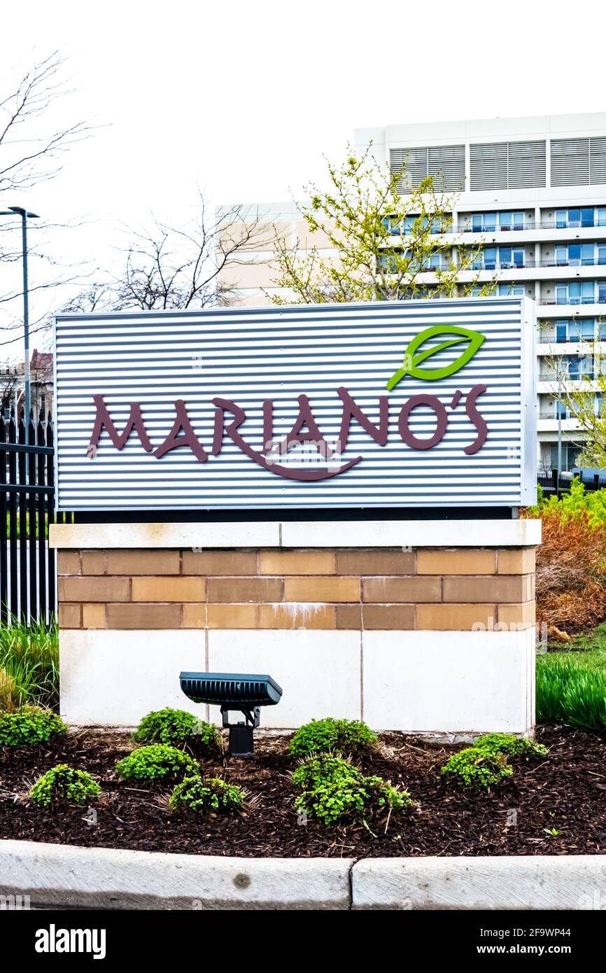 Mariano's fresh grocery store exterior marquee sign in Chicago Stock ...