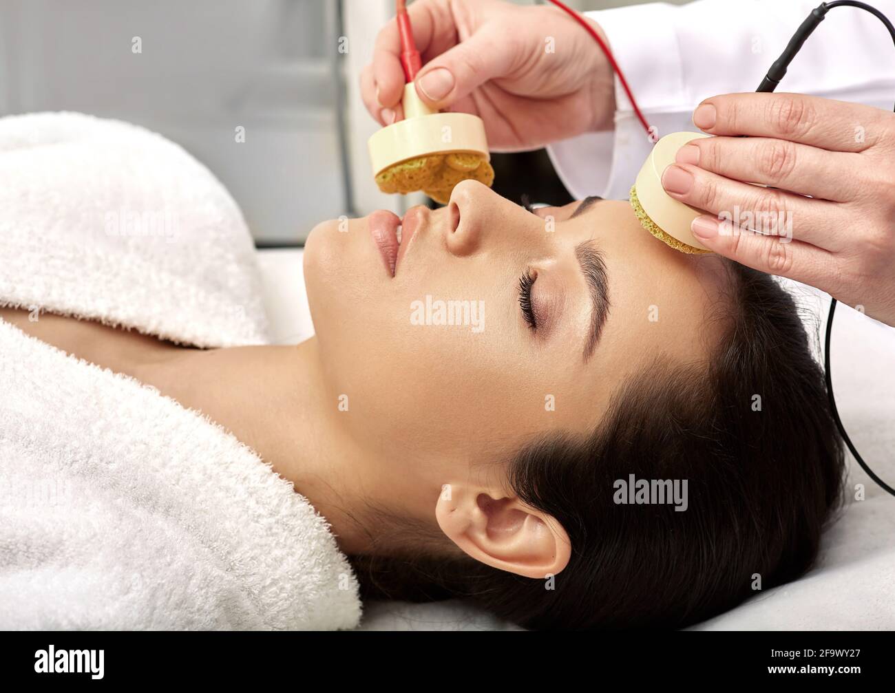 facial microcurrent therapy. Microcurrent procedure for a female face ...