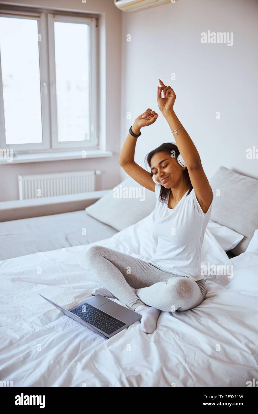 Music laptop woman dance hi-res stock photography and images - Alamy