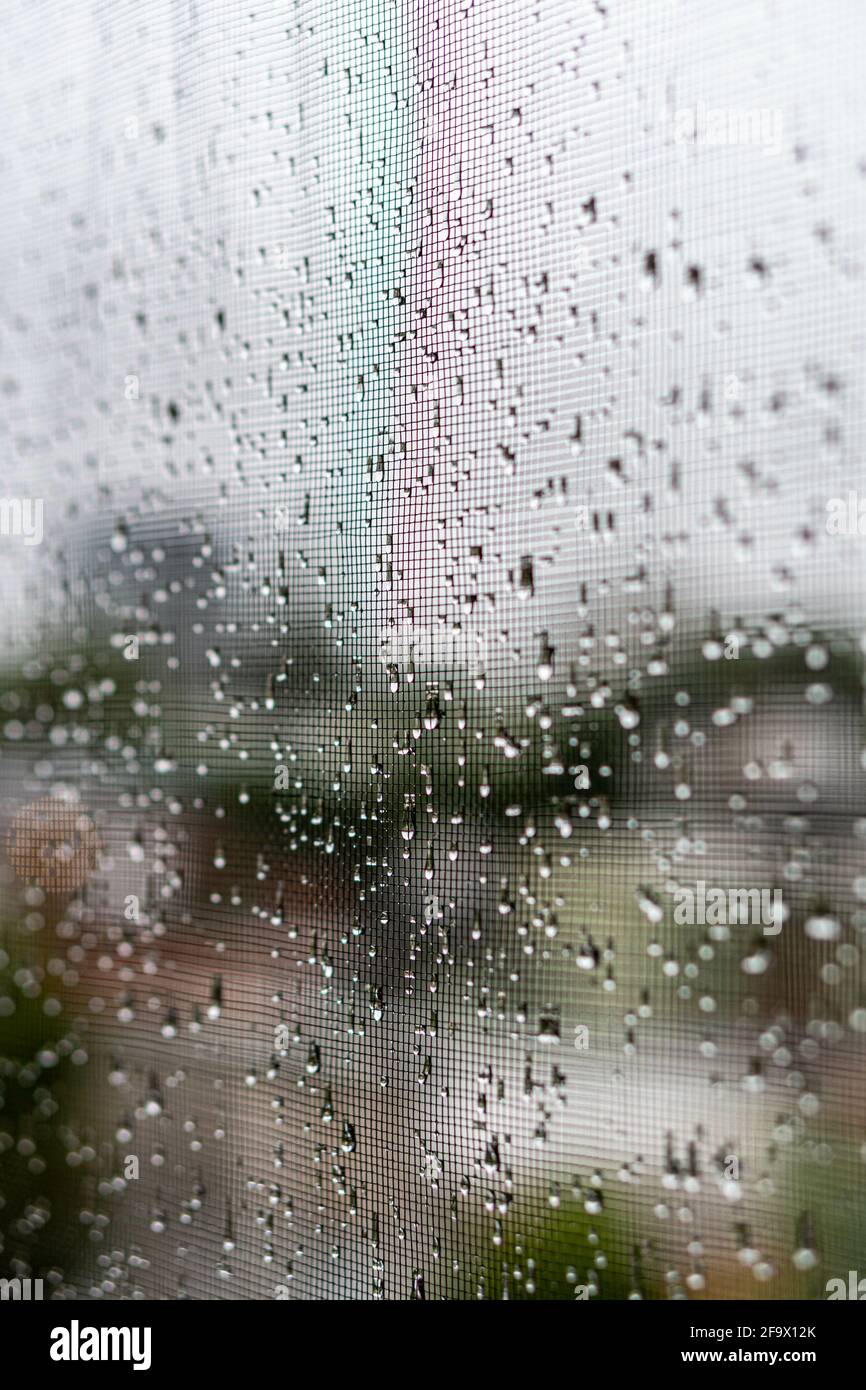 Water droplets on window screen hi-res stock photography and images - Alamy