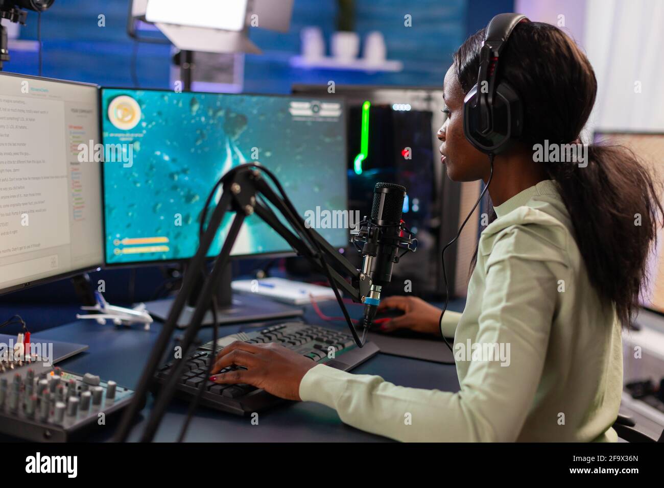 African online e streamer player trying to win space shooter game in ...