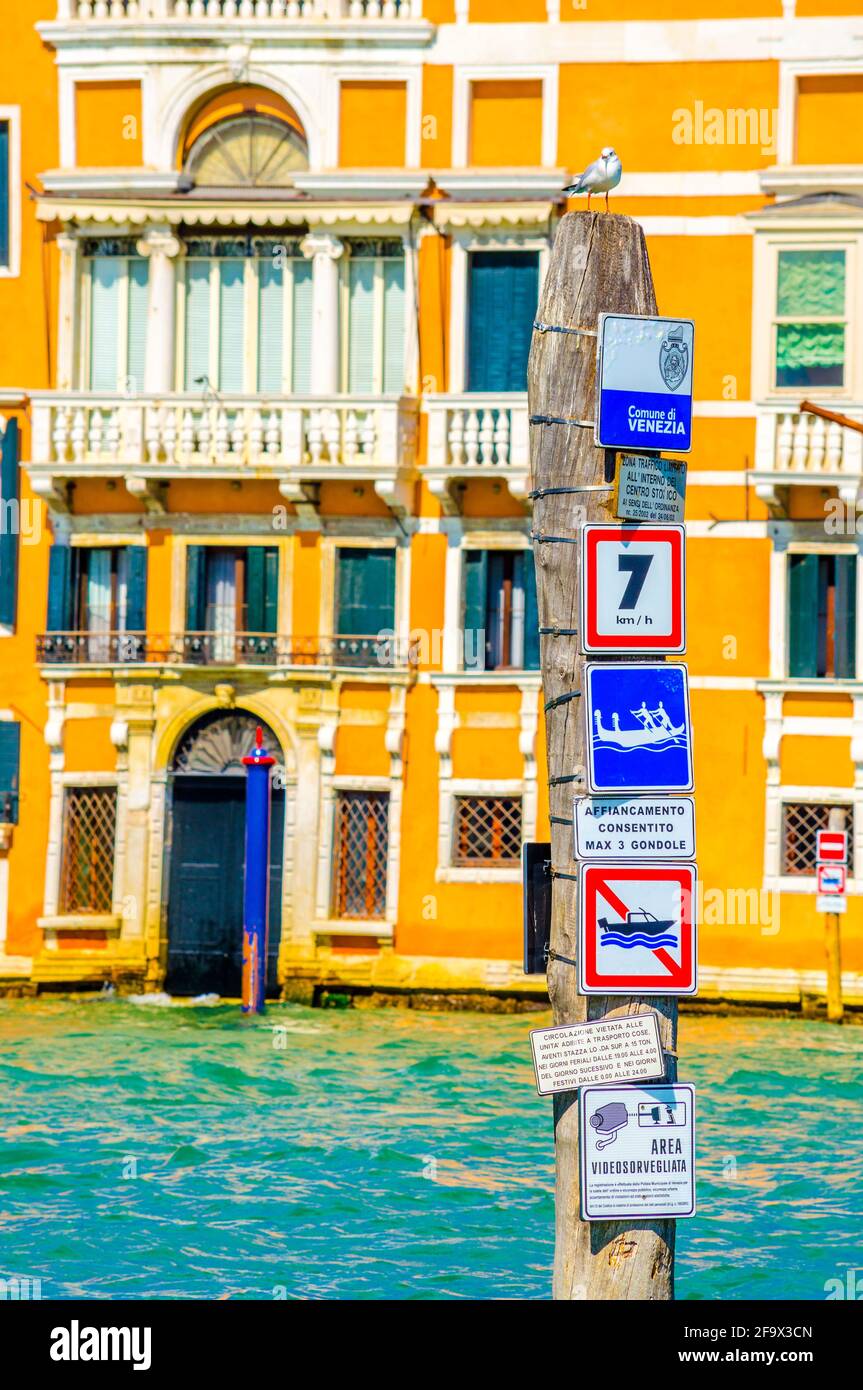 Direction signs in venice italy hi-res stock photography and images - Alamy