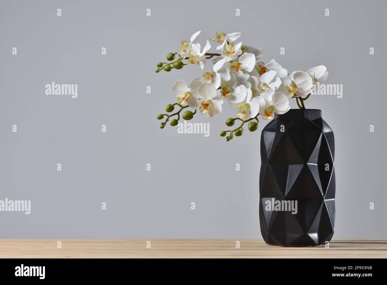 Orchid flower vase hi-res stock photography and images - Alamy