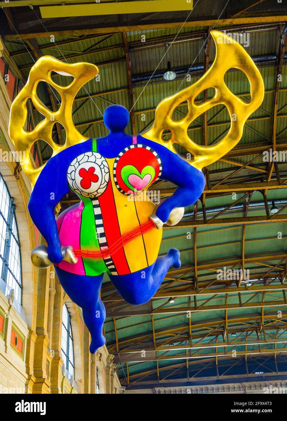 Zurich switzerland station statue hi-res stock photography and images ...