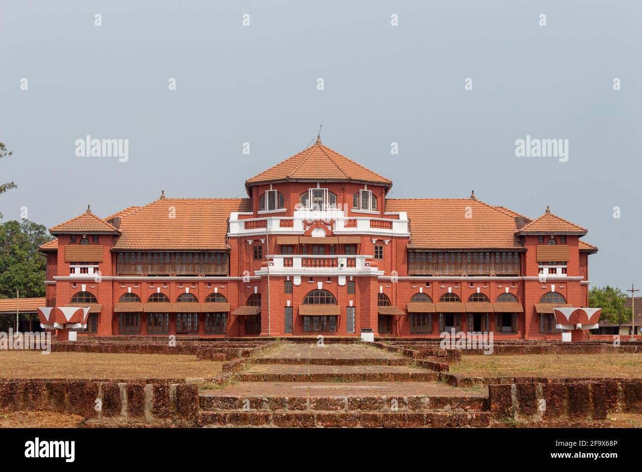 Palace exterior steps hi-res stock photography and images - Alamy