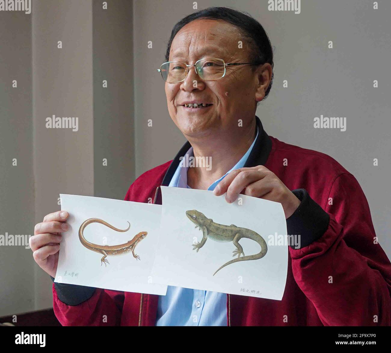 (210421) -- CHENGDU, April 21, 2021 (Xinhua) -- Li Jian shows two of ...