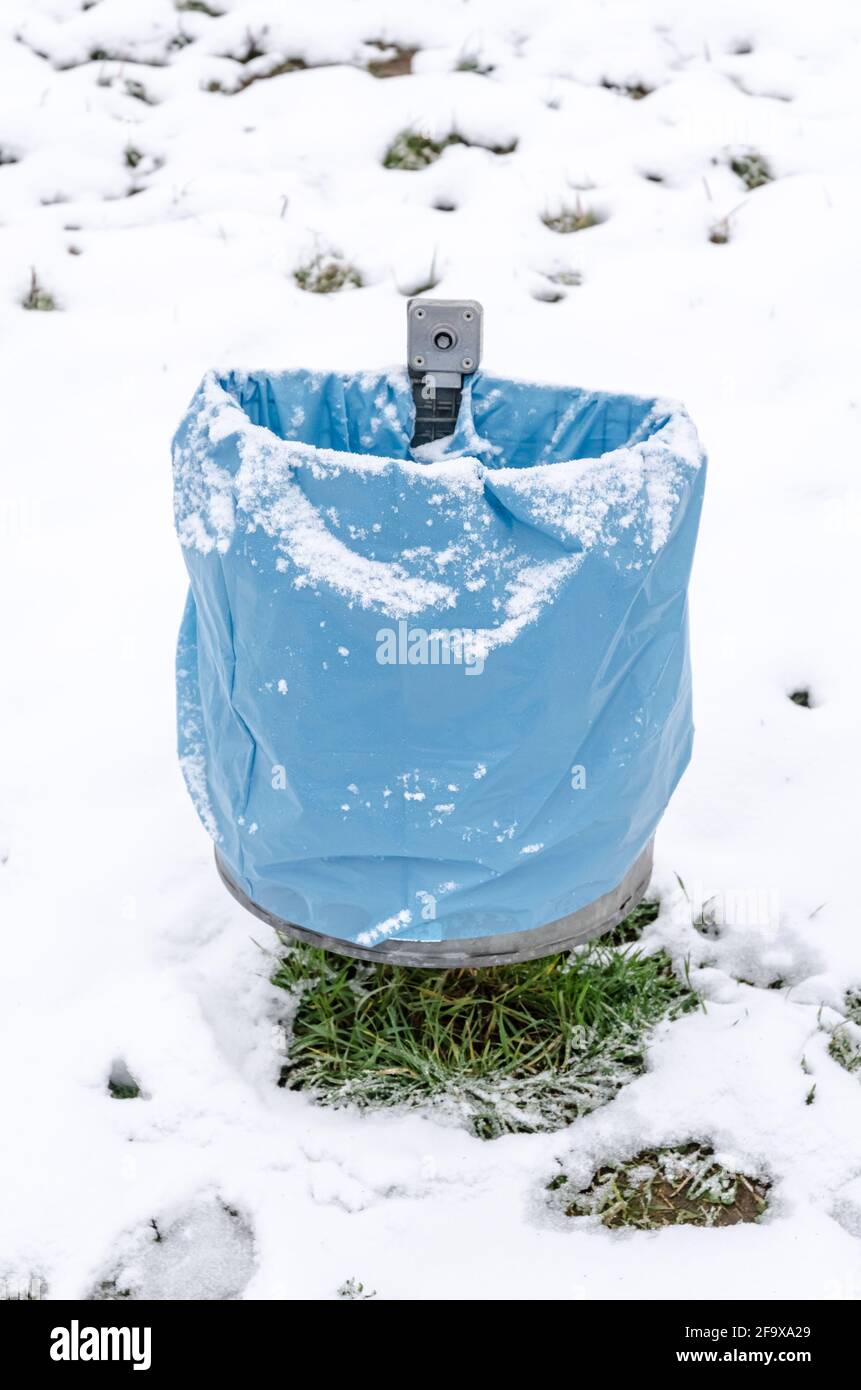 Bin cover hi-res stock photography and images - Alamy