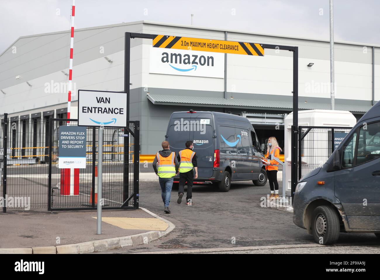 Electric delivery vans enter the Amazon warehouse in the Titanic ...