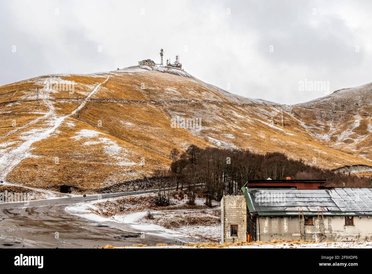 Landscape of the peaks and valleys of Monte Terminillo Stock Photo - Alamy
