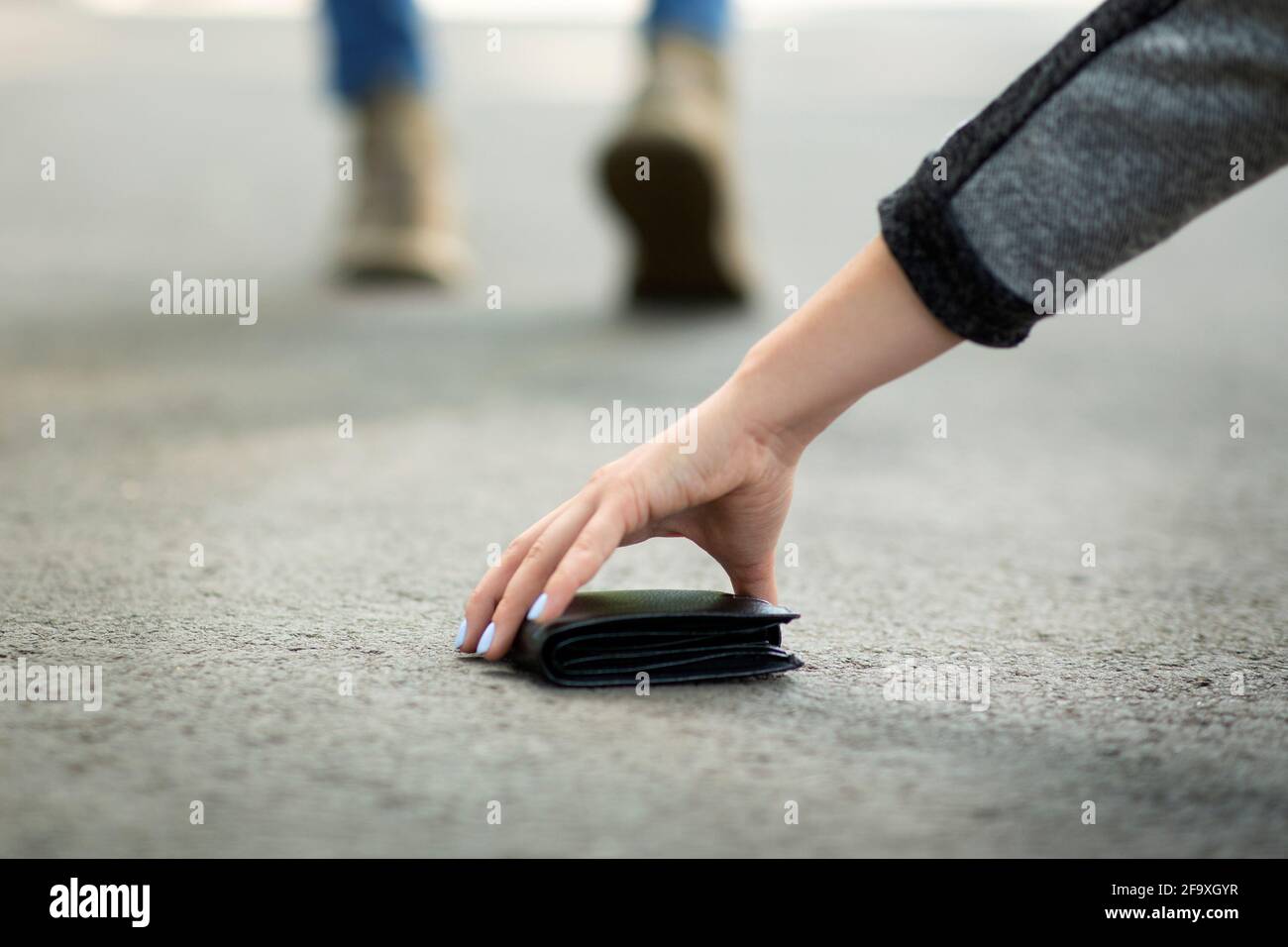 Wallet money drop on street hi-res stock photography and images - Alamy