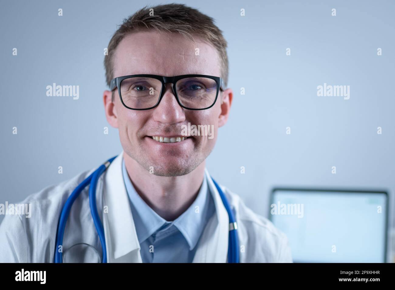 Doctor man positive look camera hi-res stock photography and images - Alamy