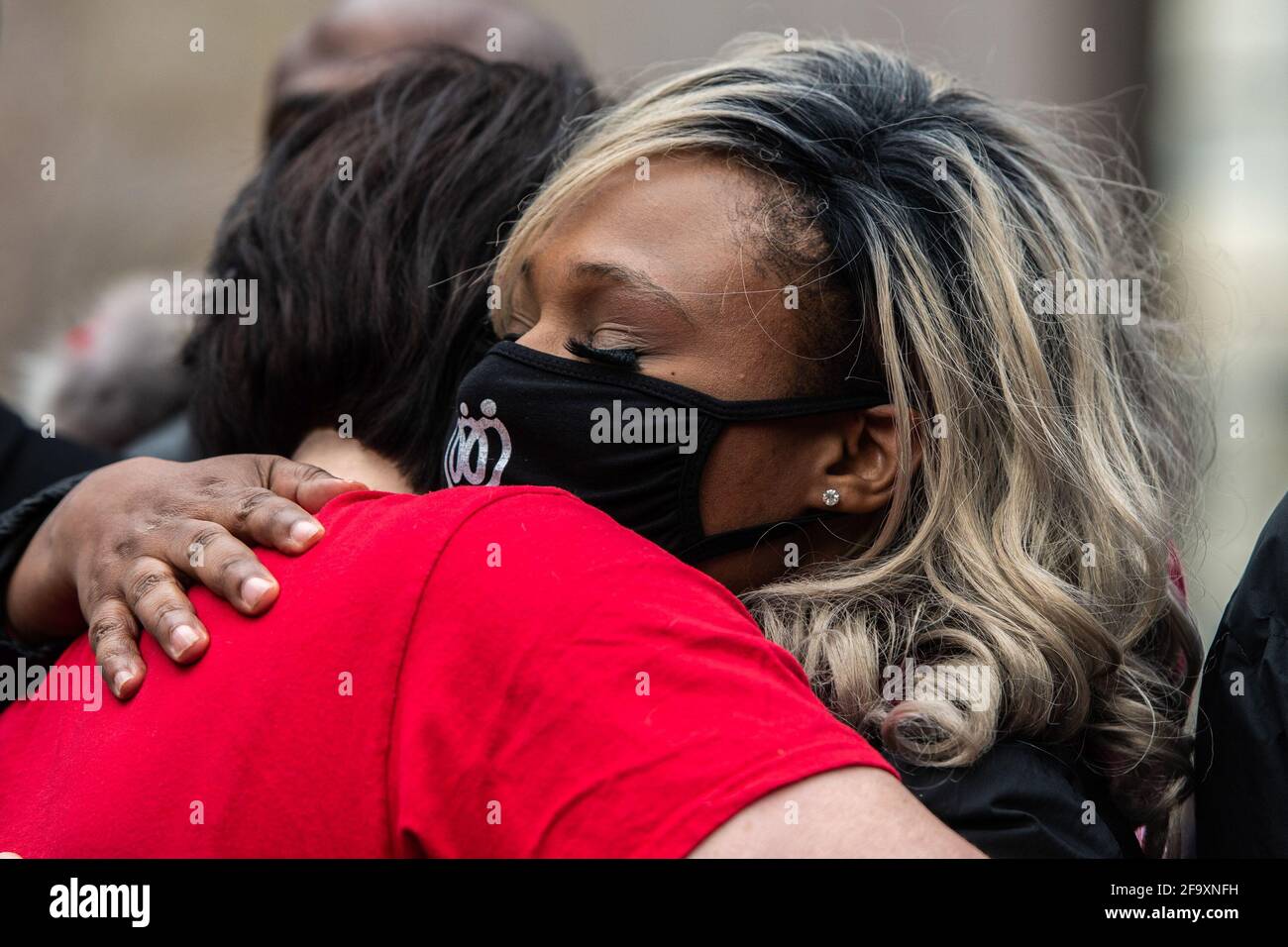 George Floyd's girlfriend, Courtney Ross is comforted by Toshira ...