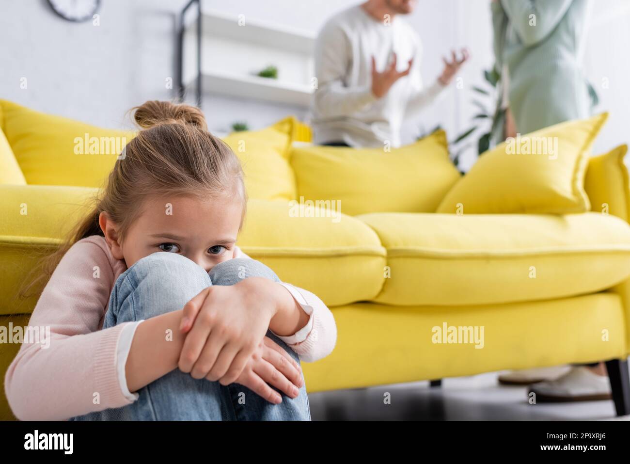 Child looking scared hi-res stock photography and images - Alamy