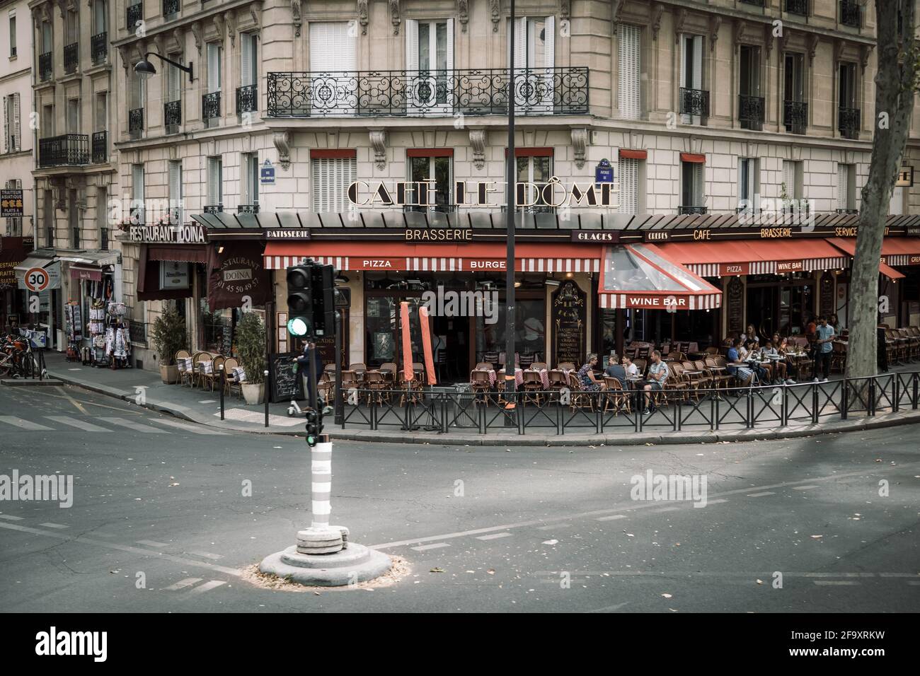 Daily life on the streets of Paris, France Stock Photo - Alamy
