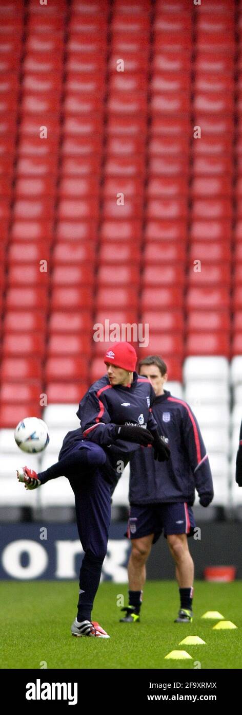 DAVID BECKHAM ENGLAND TRAINING MARCH 2001 JUGGLES WITH THE BALL Stock ...