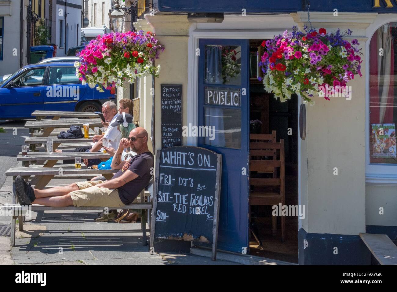 Pub local benches men hi-res stock photography and images - Alamy