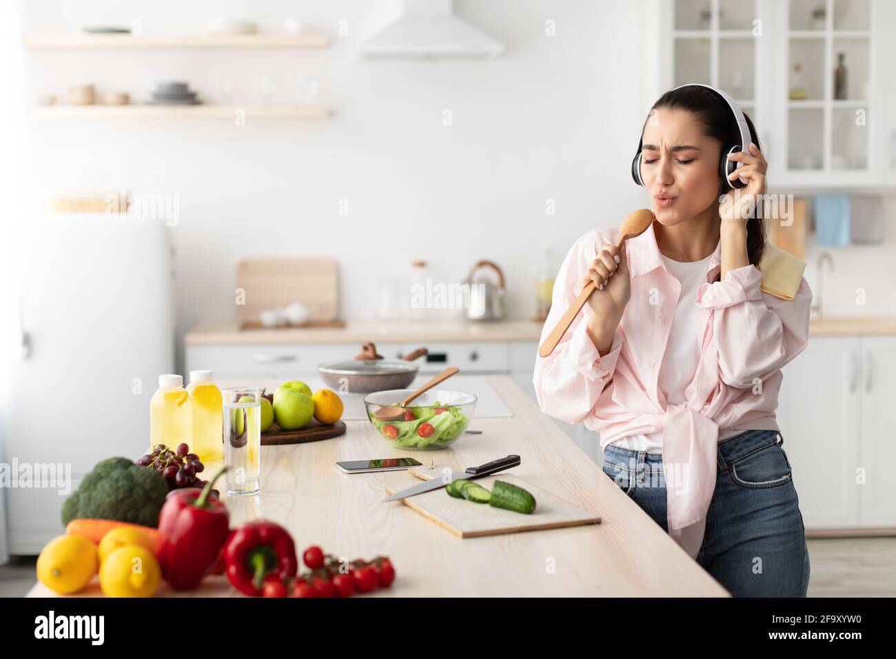 Woman sing kitchen hi-res stock photography and images - Alamy