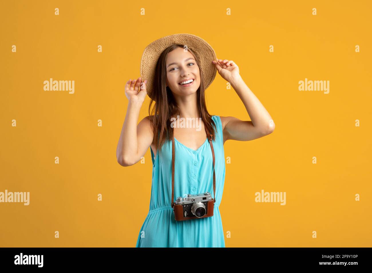 Pretty young lady traveller hi-res stock photography and images - Alamy