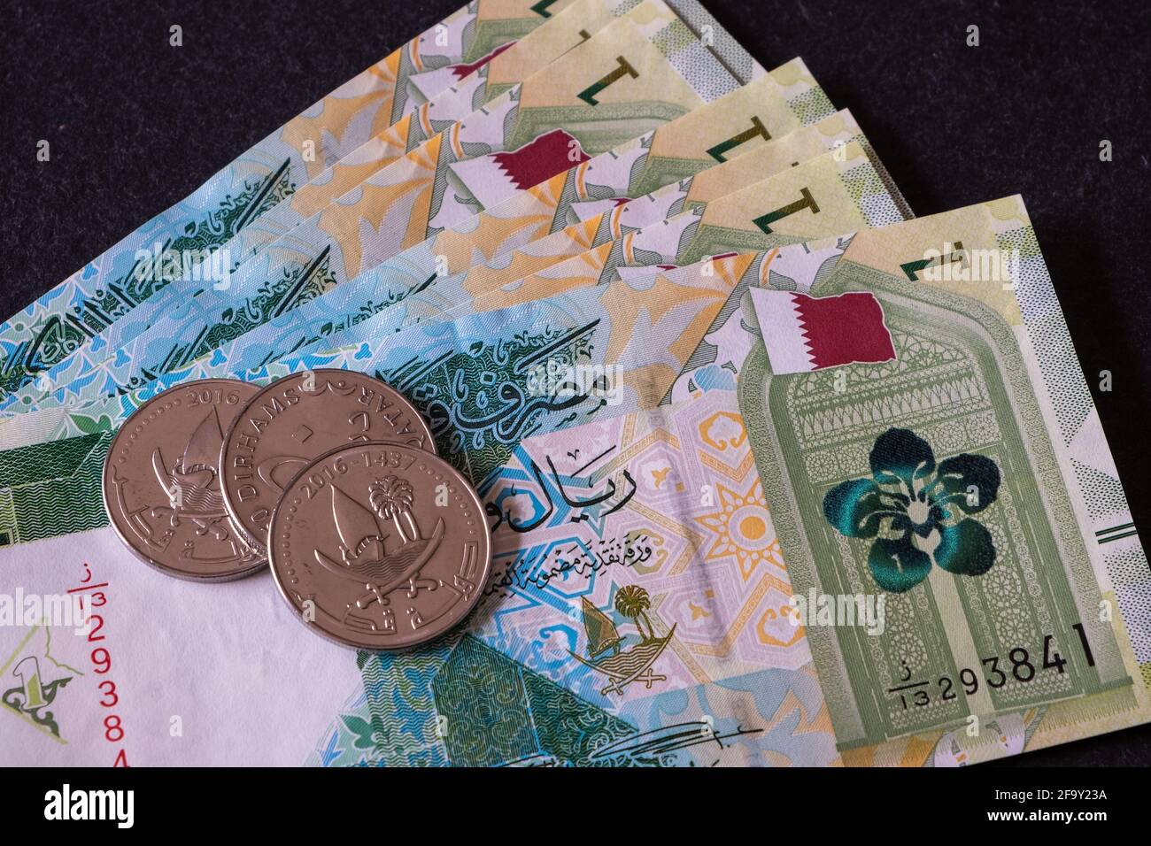 Close up of new 1 Qatari Riyal banknote Stock Photo - Alamy