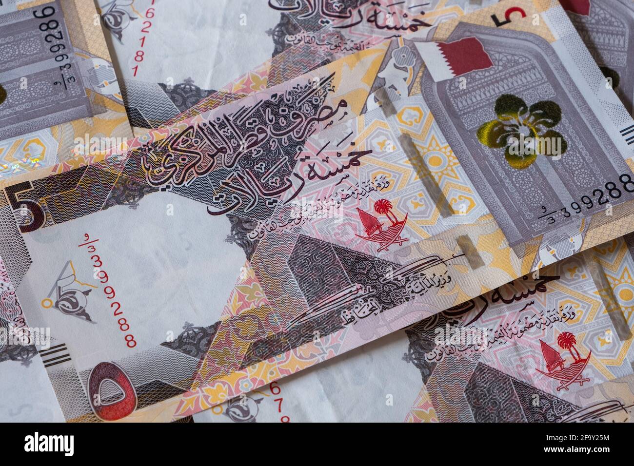 Close up of new 5 Qatari Riyal banknote Stock Photo - Alamy