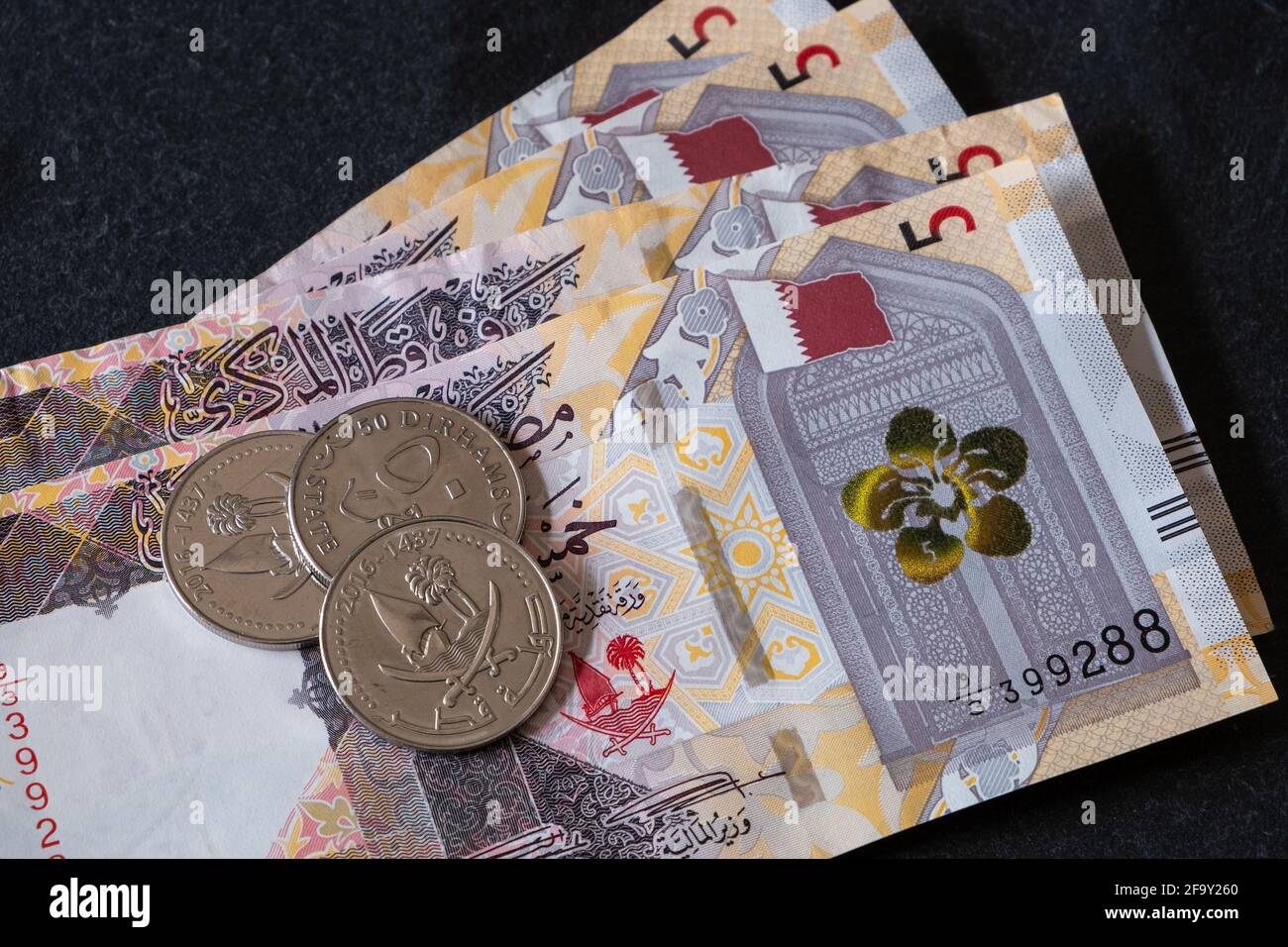 Close up of new 5 Qatari Riyal banknote Stock Photo - Alamy