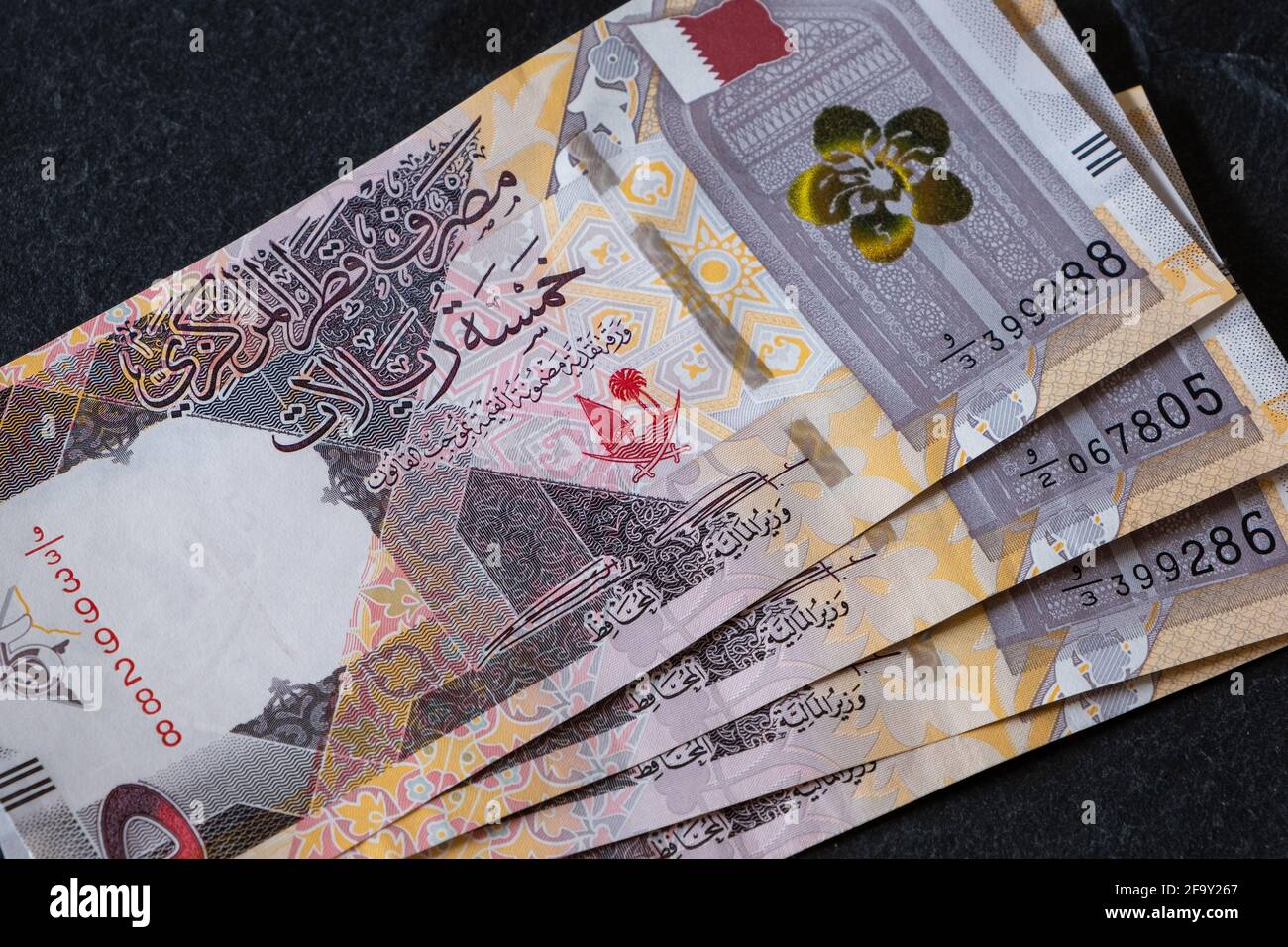 Close up of new 5 Qatari Riyal banknote Stock Photo - Alamy
