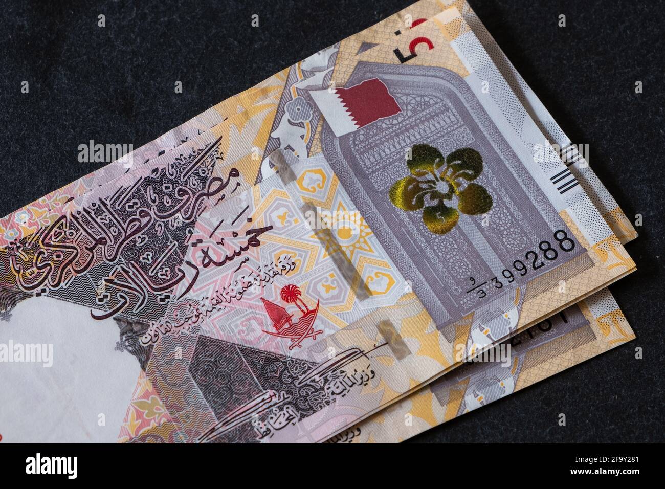 Close up of new 5 Qatari Riyal banknote Stock Photo - Alamy