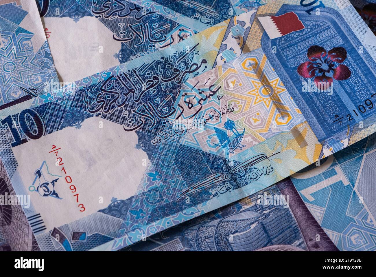 Close up of new 10 Qatari Riyal banknote Stock Photo - Alamy