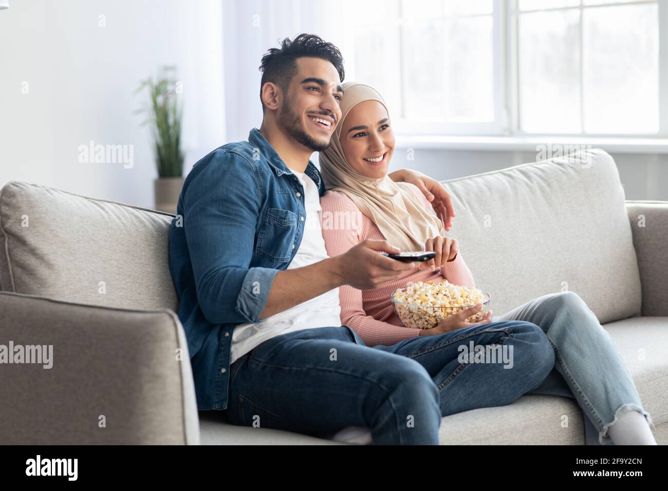 Family watching tv arab hi-res stock photography and images - Alamy