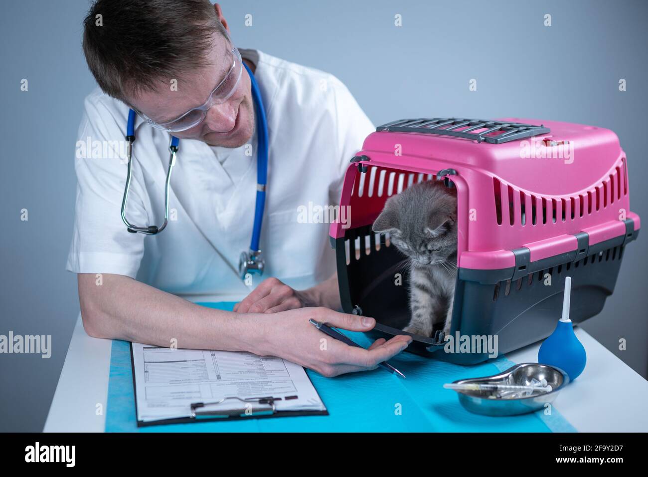 Animal cage clipboard hi-res stock photography and images - Alamy