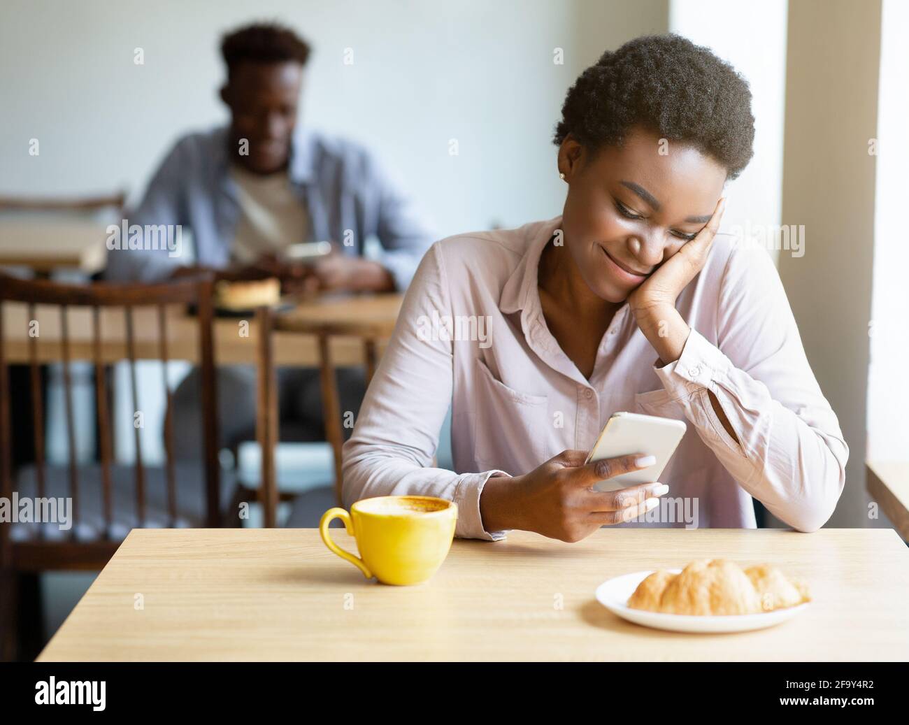 Woman on phone lunch break hi-res stock photography and images - Alamy