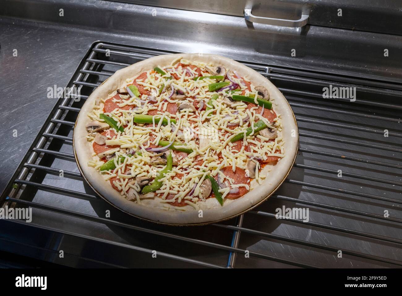 Hand made pizza hi-res stock photography and images - Alamy