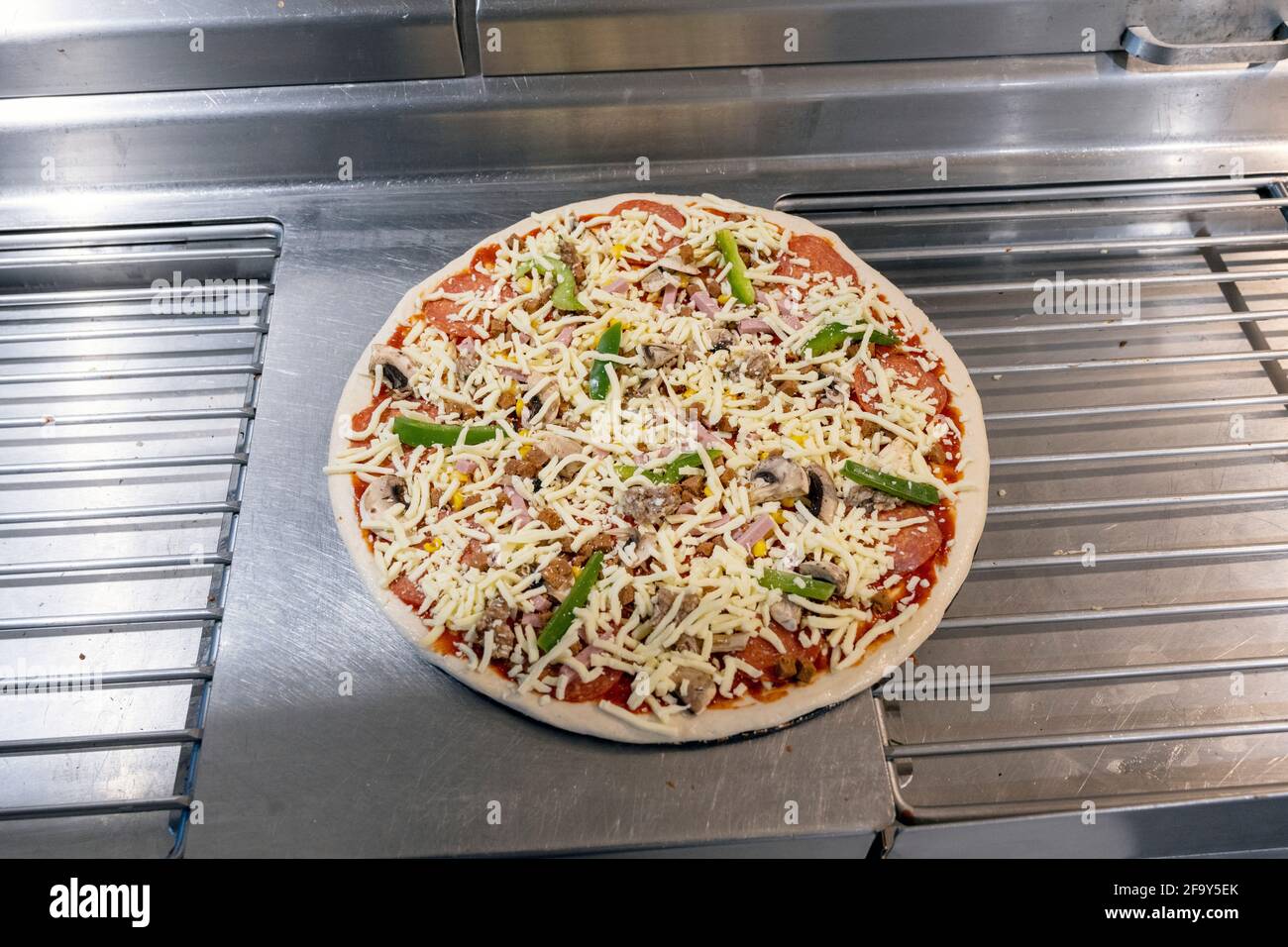 Hand made pizza hi-res stock photography and images - Alamy